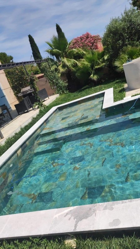 Rénovation d'une piscine en béton armé à proximité de grimaud - Constructeur de piscines à ...