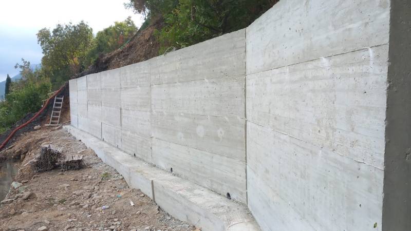 Création d'un mur de soutènement en béton banche à Toulon dans le Var ...